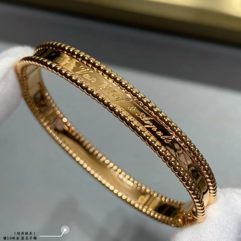 Factory-made Vca Bracelets