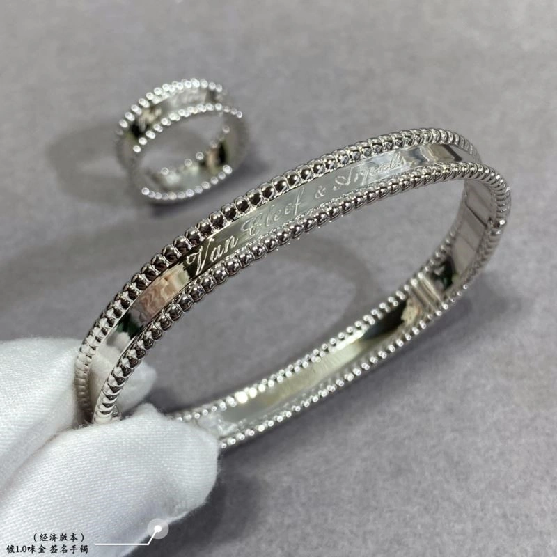 Factory-made Vca Bracelets