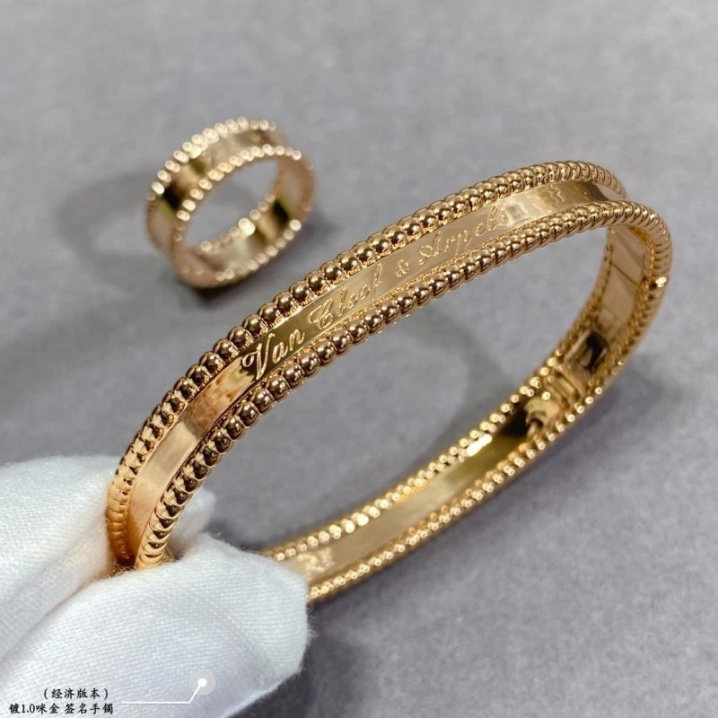 Factory-made Vca Bracelets