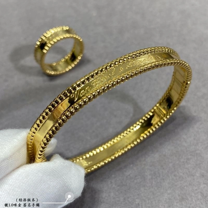 Factory-made Vca Bracelets