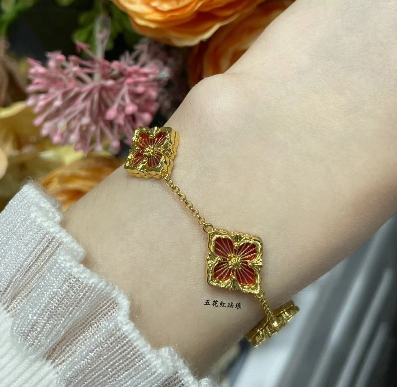 Indistinguishable Vca Bracelets