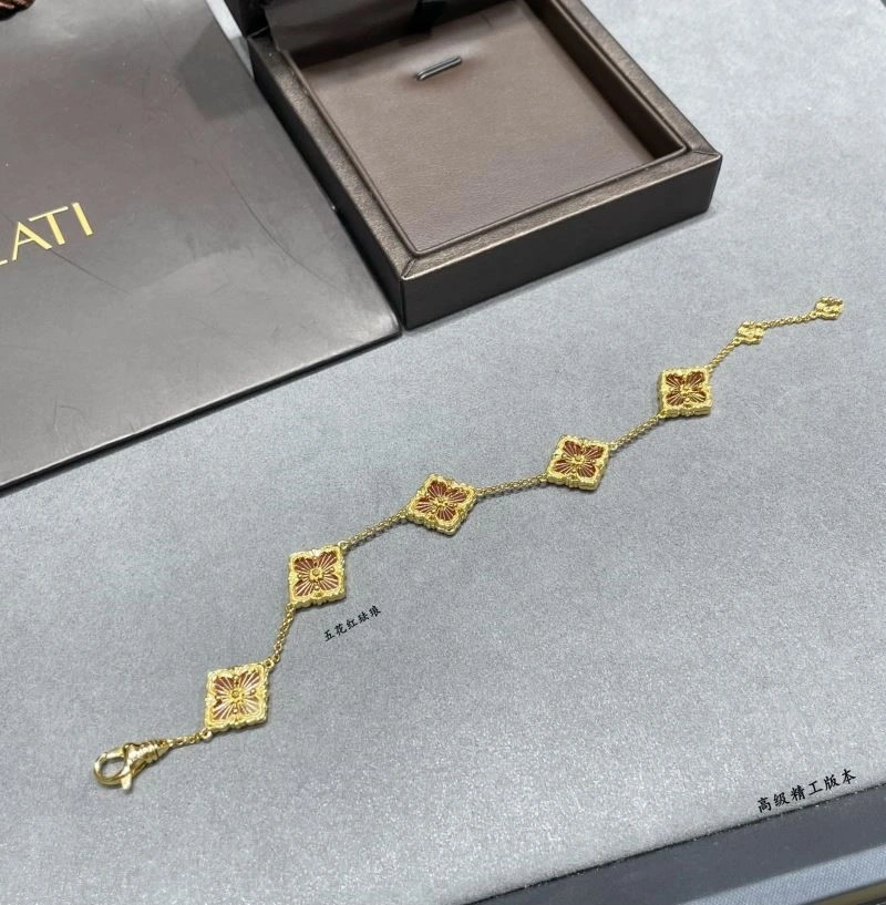 Indistinguishable Vca Bracelets