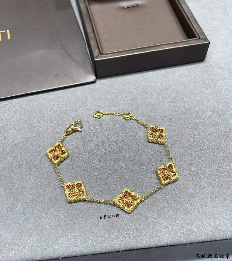 Indistinguishable Vca Bracelets