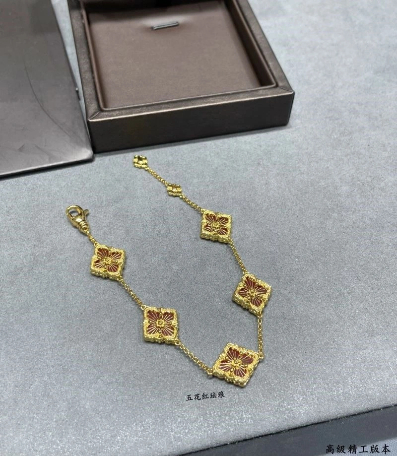 Indistinguishable Vca Bracelets