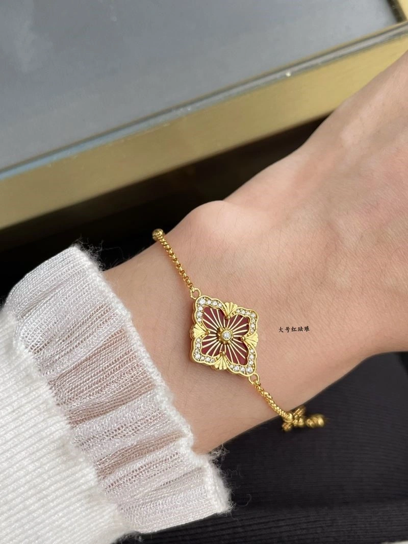 Indistinguishable Vca Bracelets