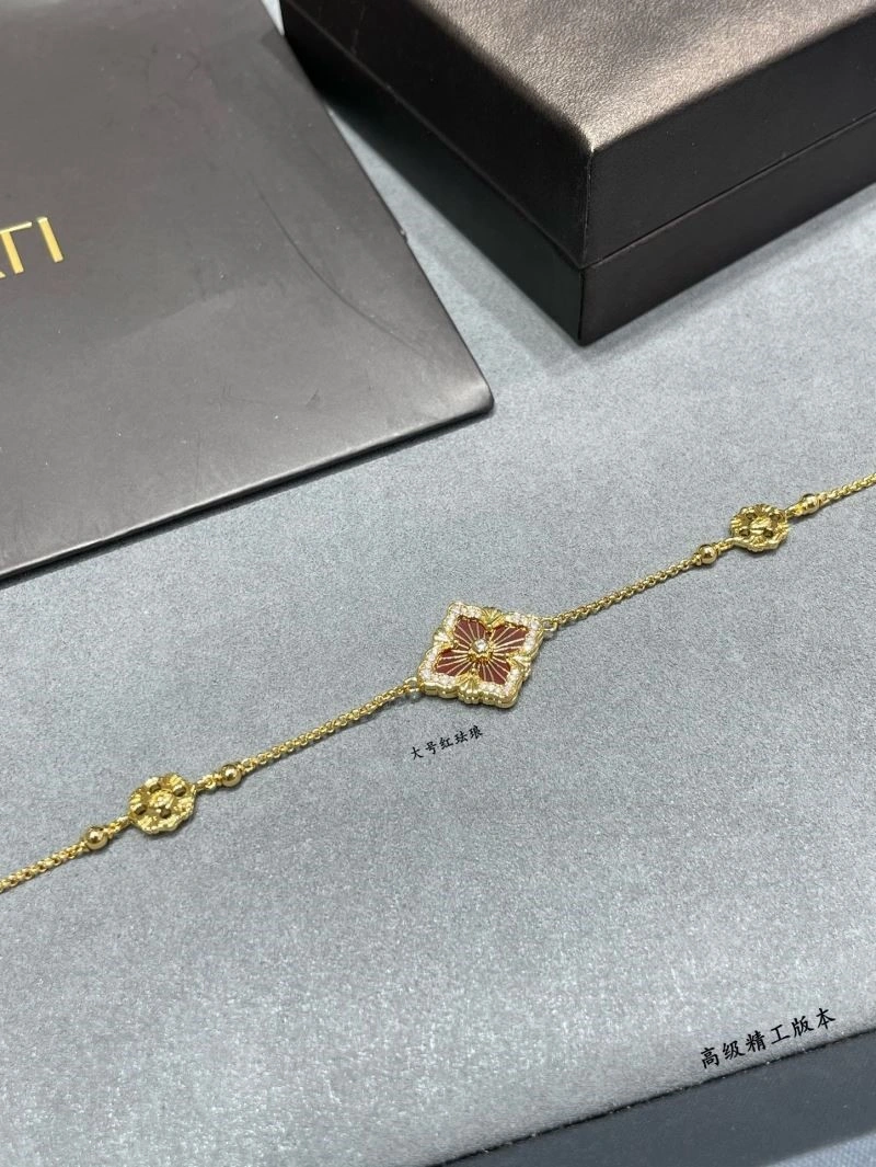 Indistinguishable Vca Bracelets