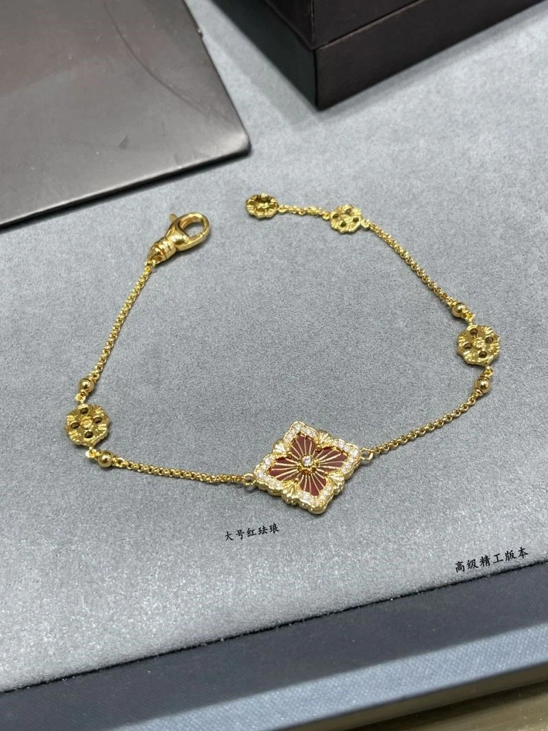 Indistinguishable Vca Bracelets