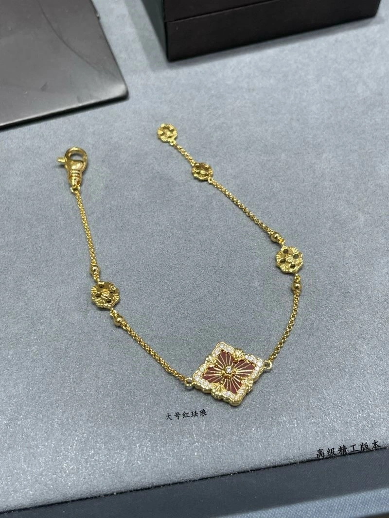 Indistinguishable Vca Bracelets