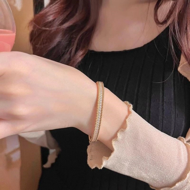 Indistinguishable Vca Bracelets