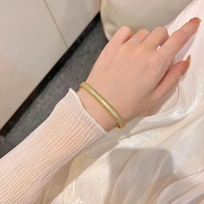 Indistinguishable Vca Bracelets