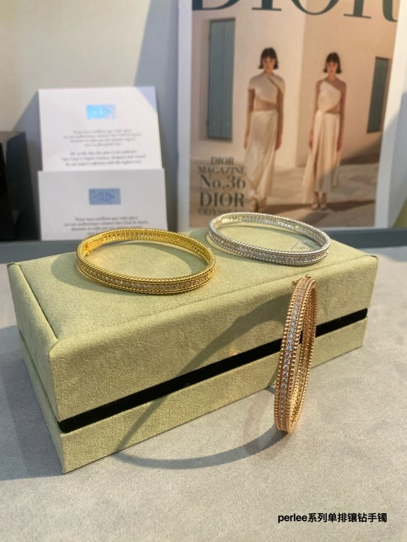 Indistinguishable Vca Bracelets