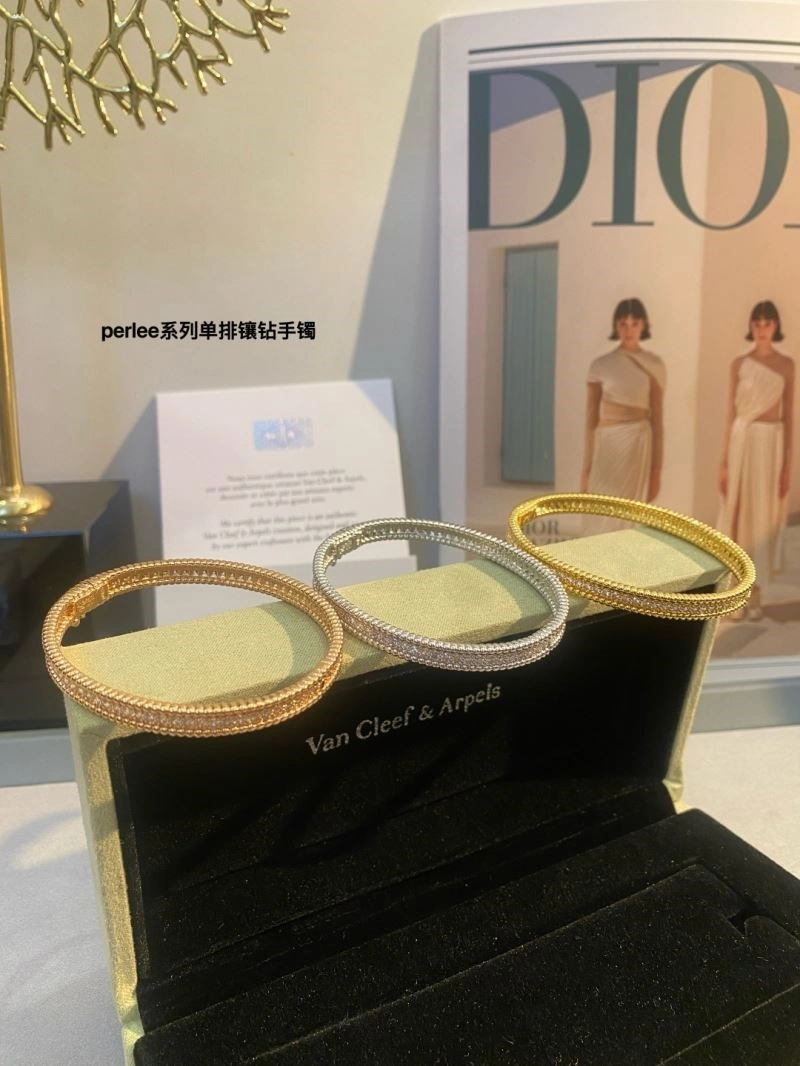 Indistinguishable Vca Bracelets