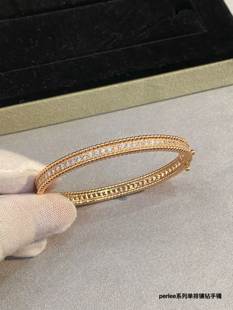 Indistinguishable Vca Bracelets