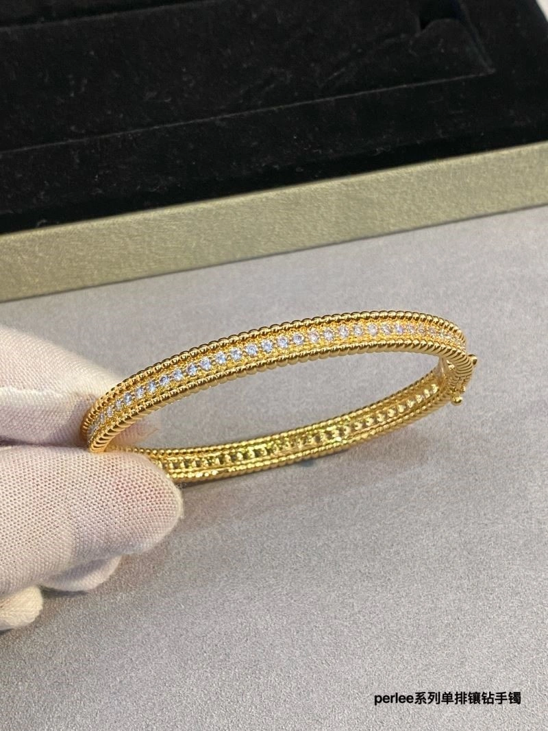 Indistinguishable Vca Bracelets