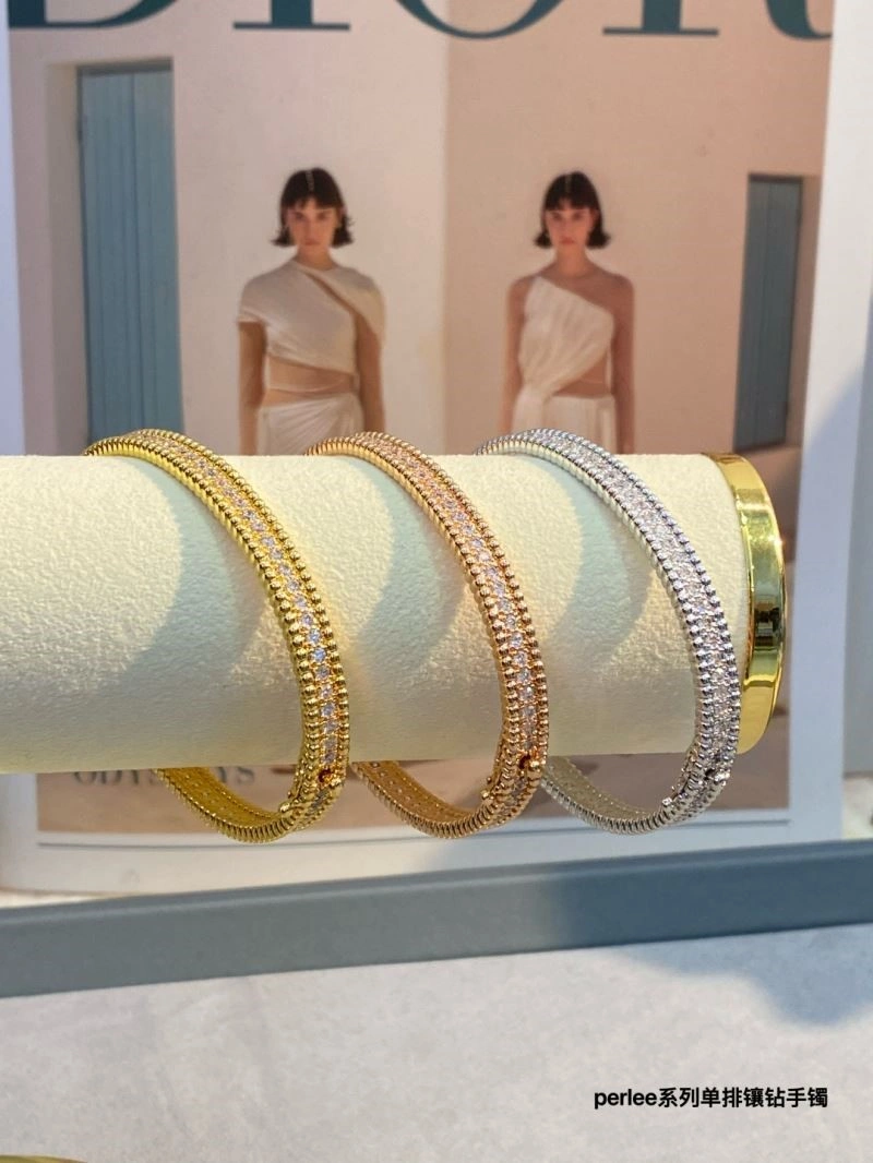 Indistinguishable Vca Bracelets