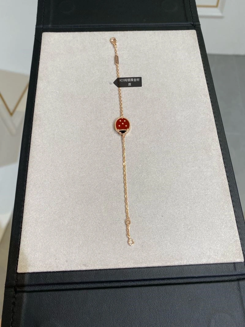 Cut-rate Vca Bracelets