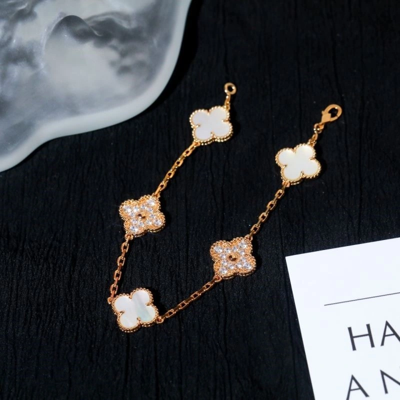 Indistinguishable Vca Bracelets