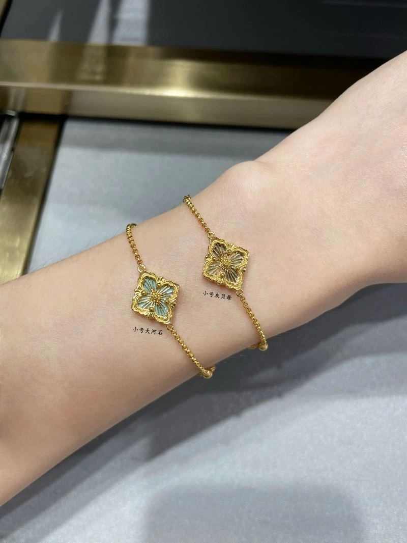 Indistinguishable Vca Bracelets