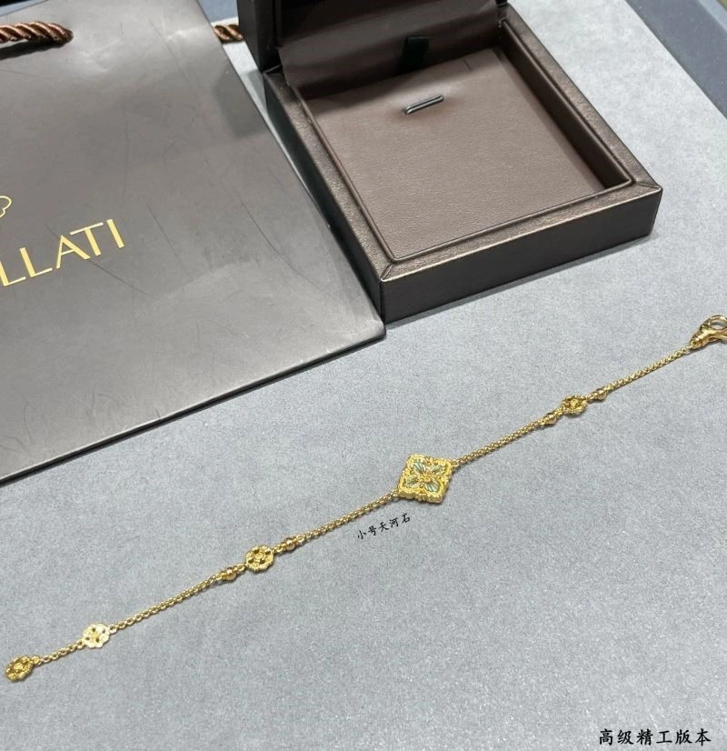 Indistinguishable Vca Bracelets