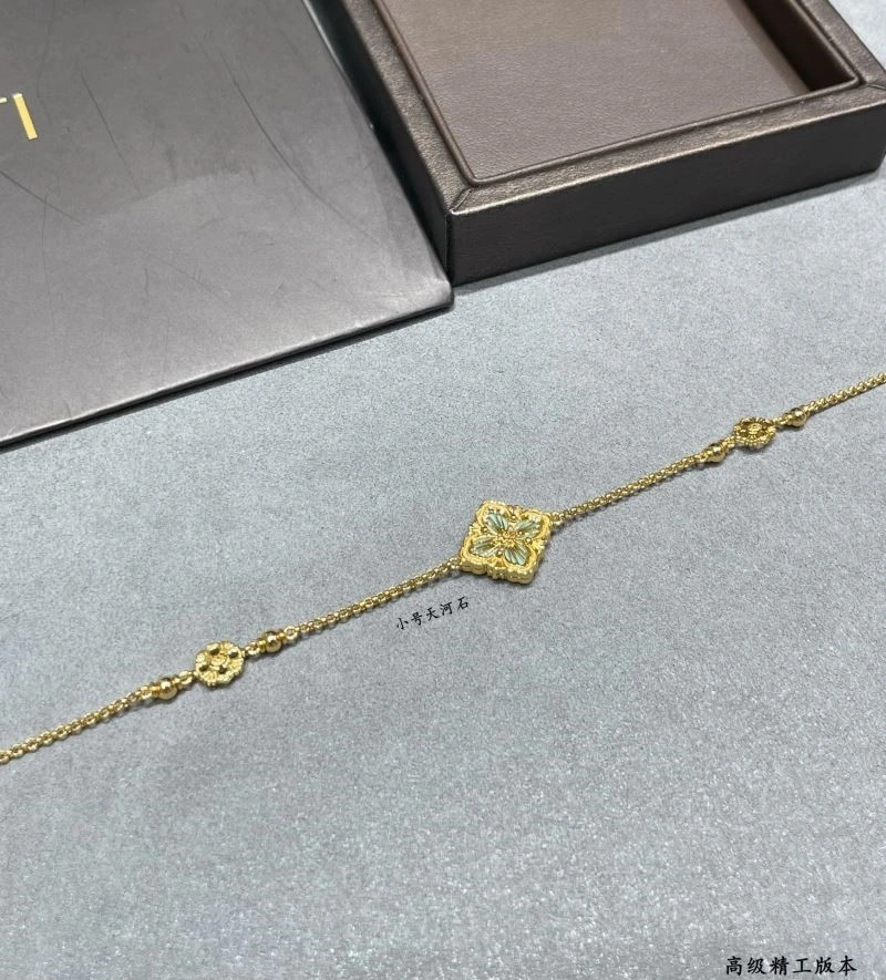 Indistinguishable Vca Bracelets