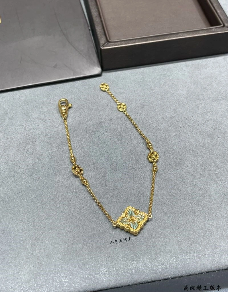 Indistinguishable Vca Bracelets