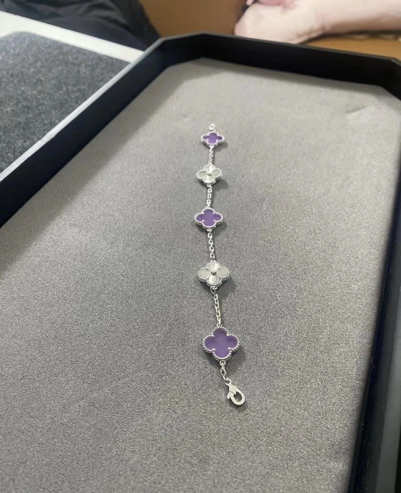 Accurate model Vca Bracelets