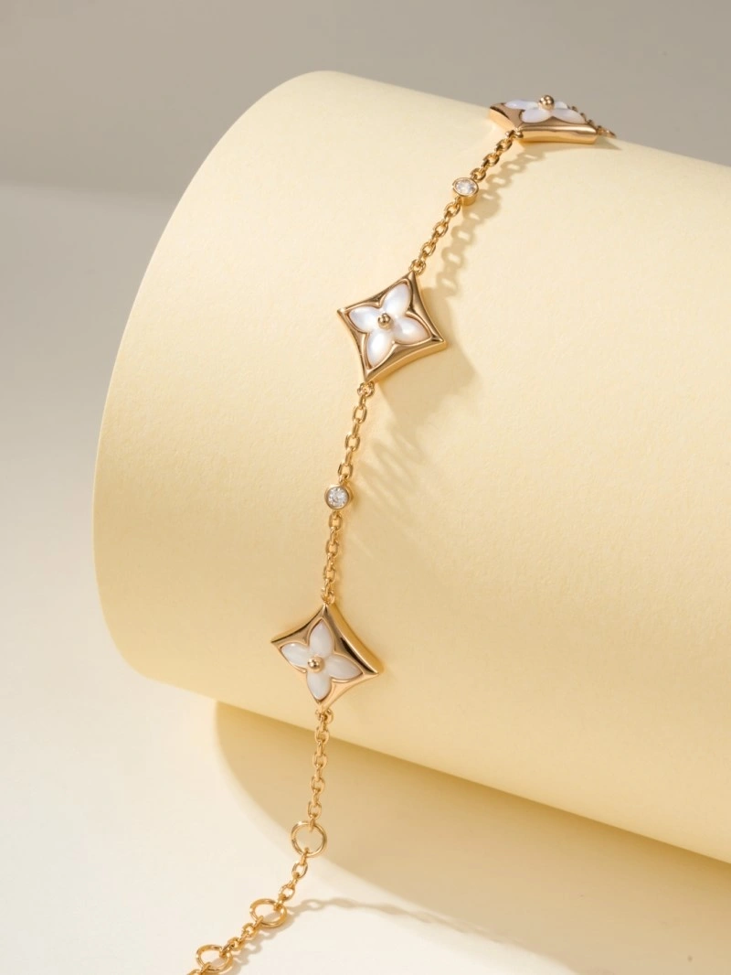 Indistinguishable Vca Bracelets