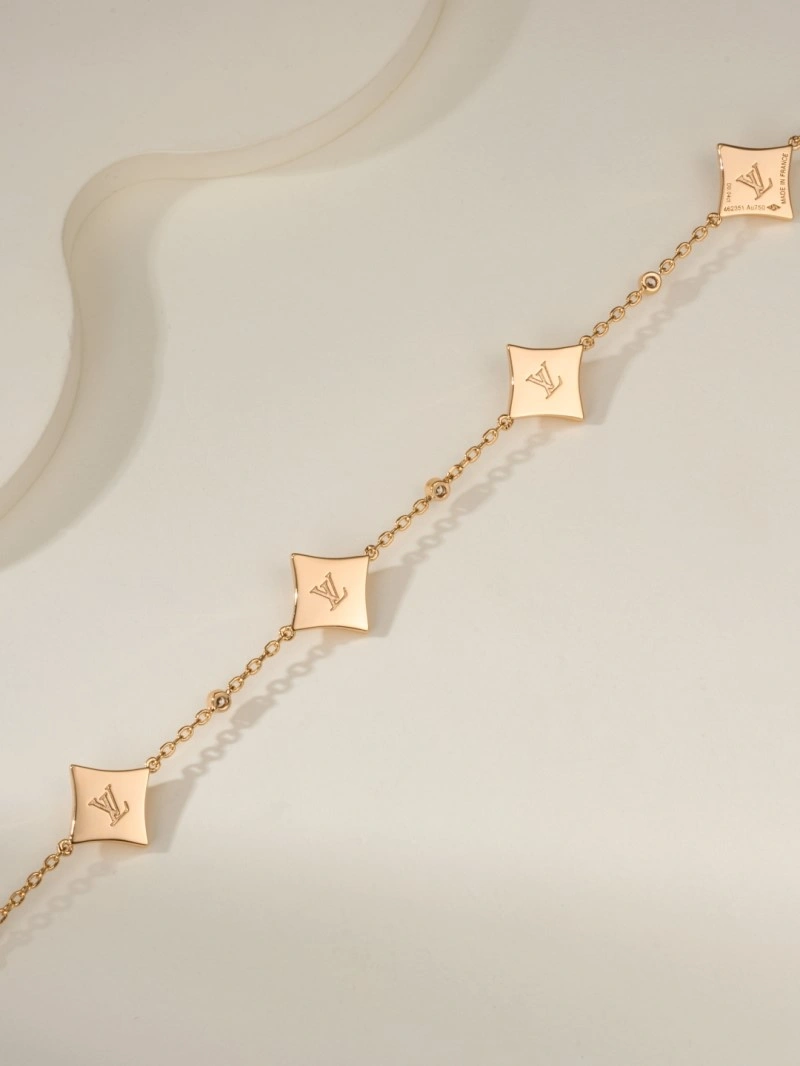 Indistinguishable Vca Bracelets