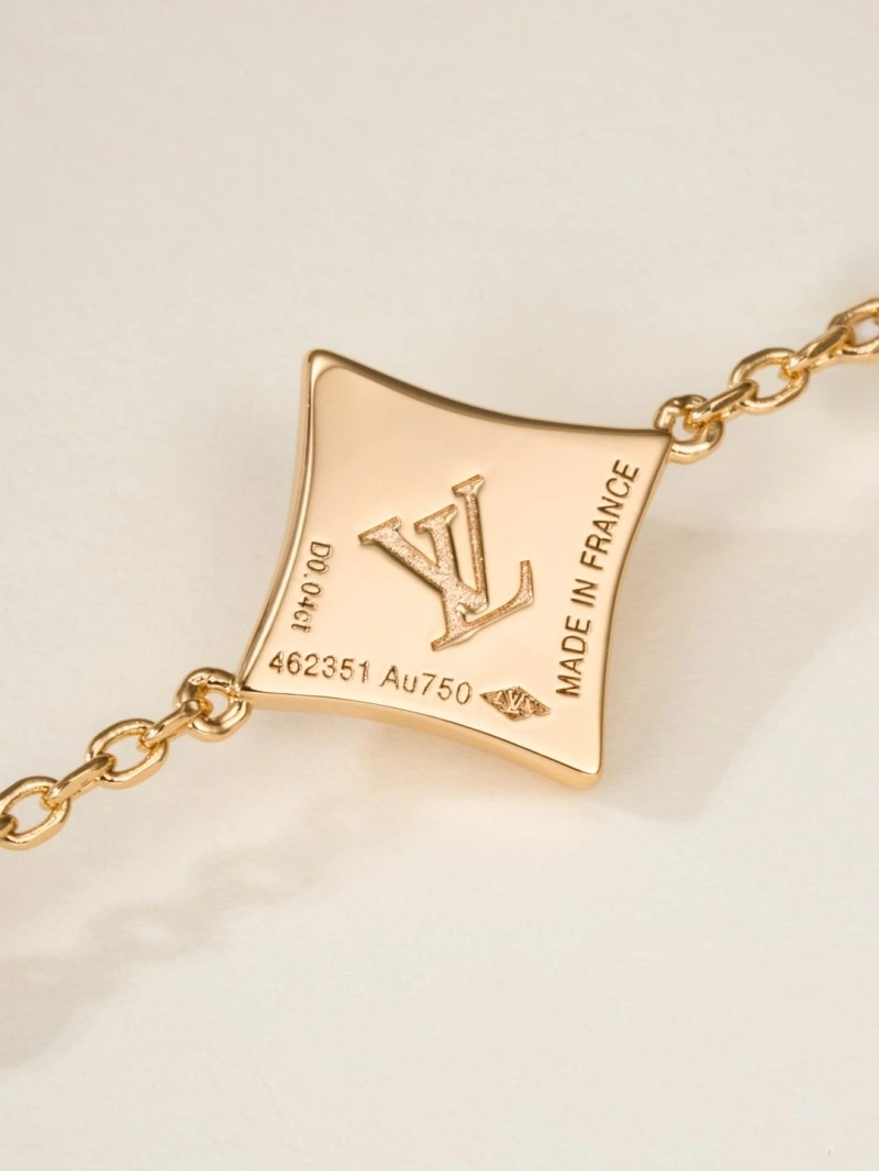 Indistinguishable Vca Bracelets