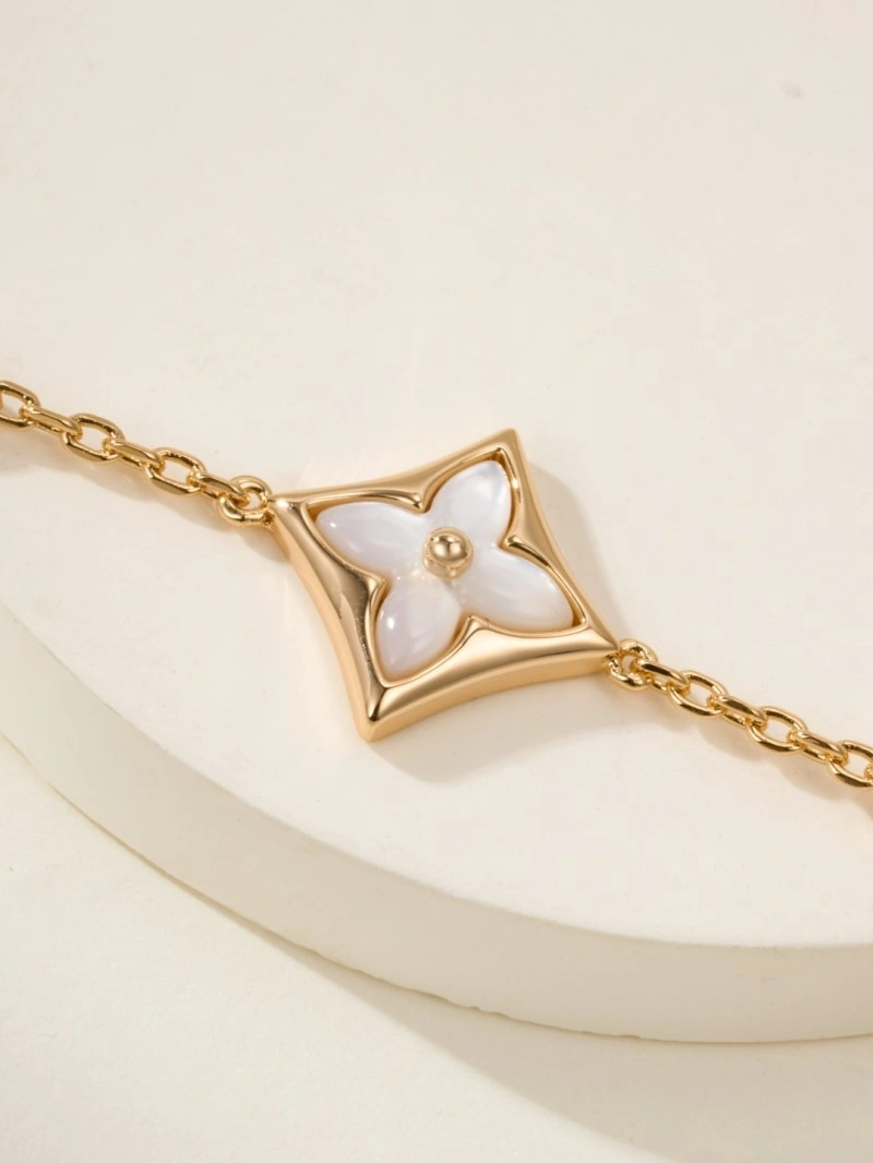 Indistinguishable Vca Bracelets