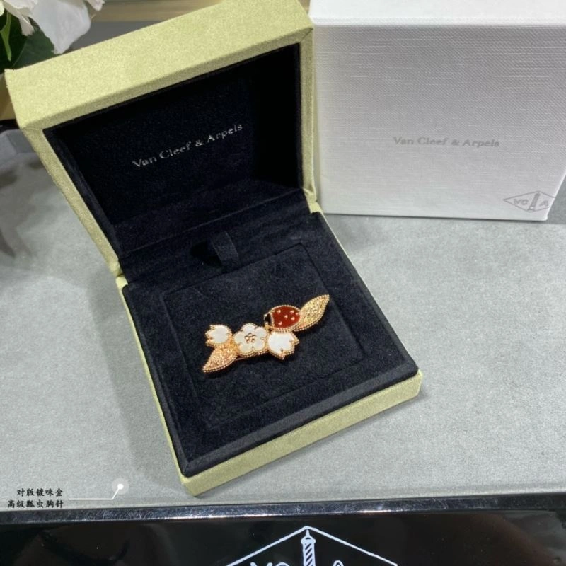 Discounted Vca Brooches