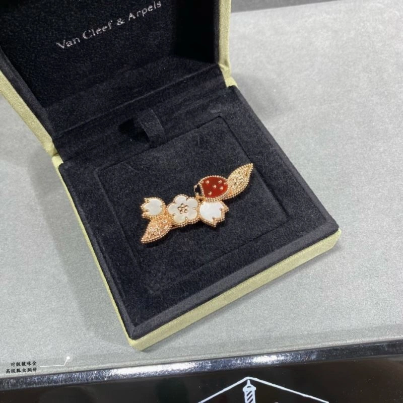 Discounted Vca Brooches
