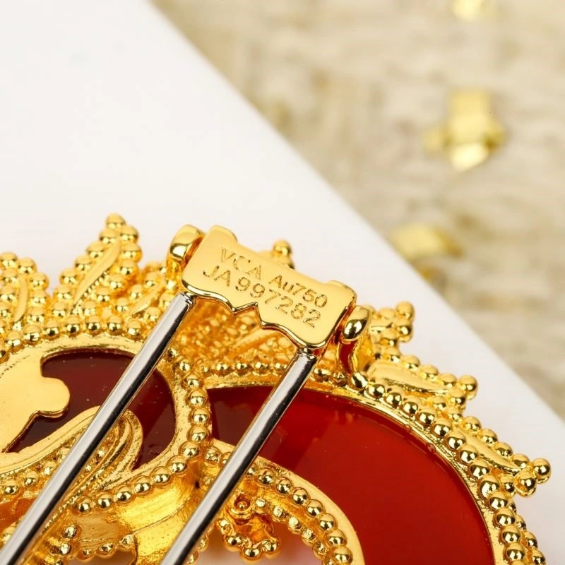 Accurate model Vca Brooches