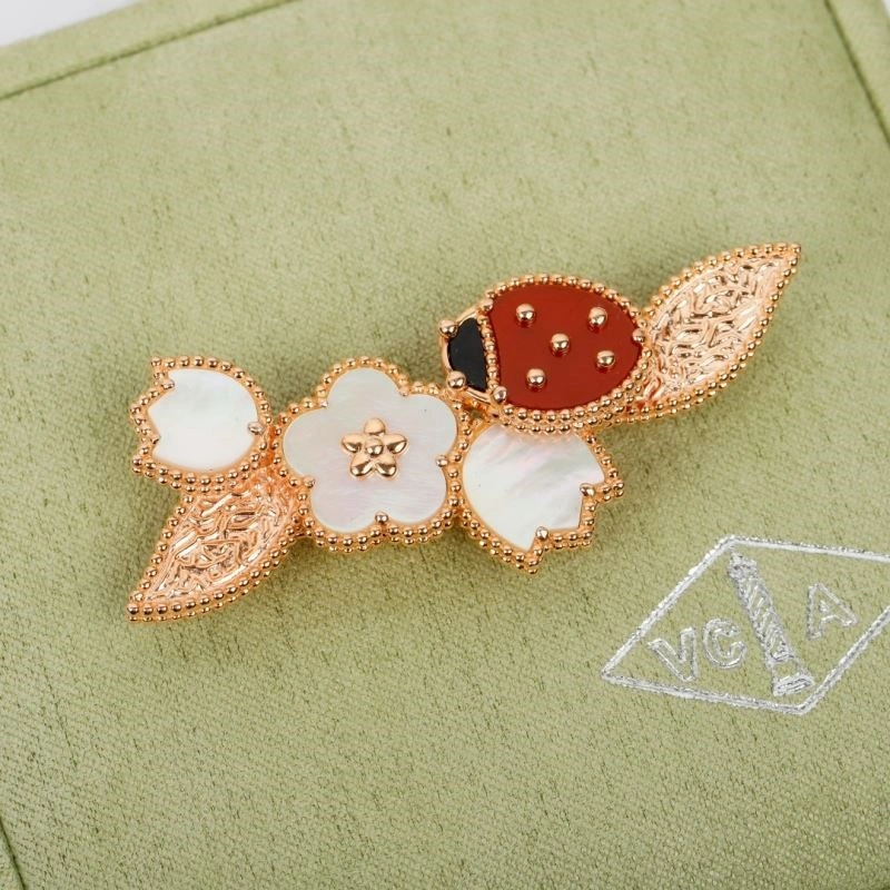 Top match Vca Brooches