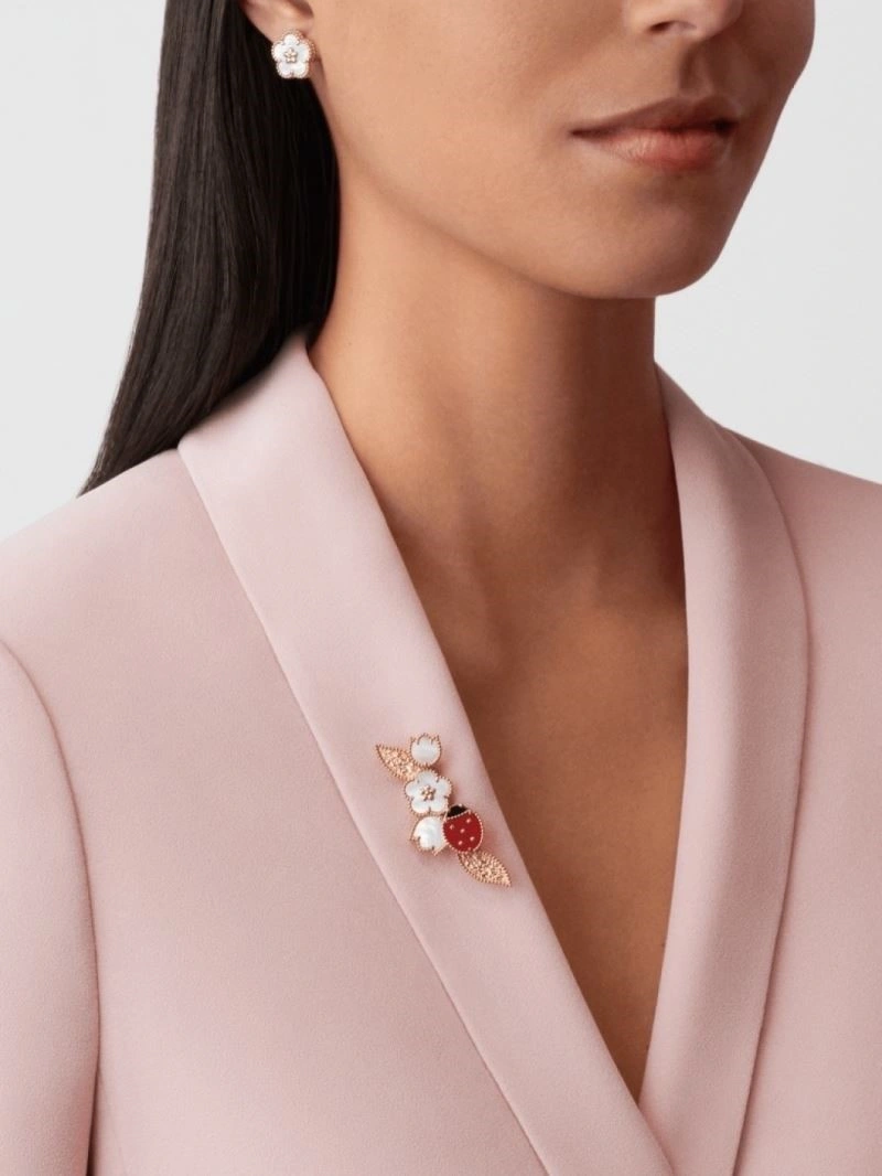 Top match Vca Brooches