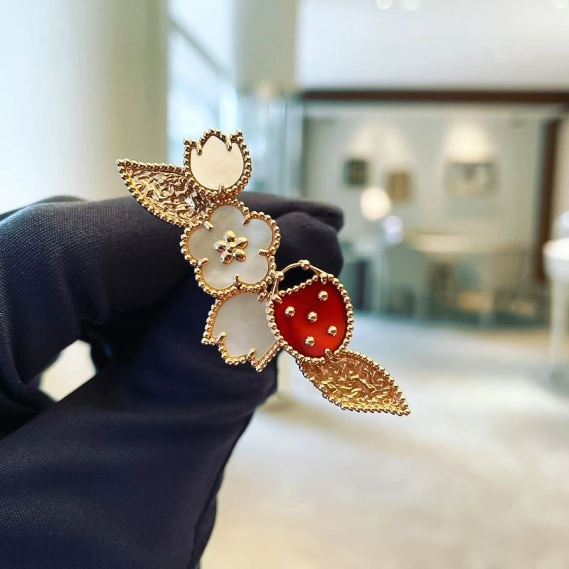 Top match Vca Brooches