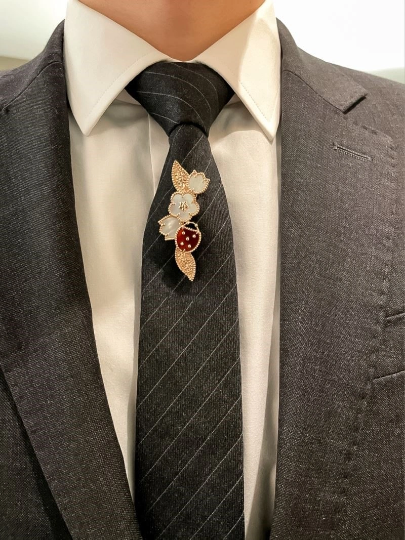 Top match Vca Brooches