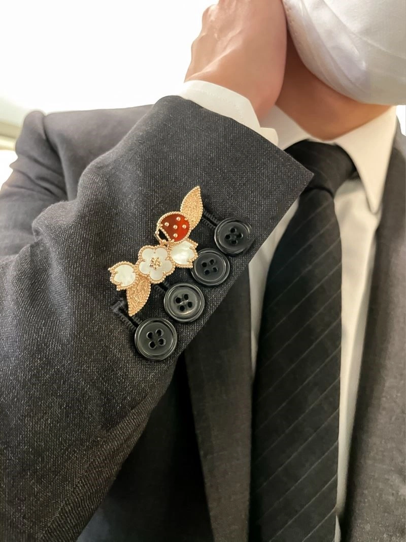 Top match Vca Brooches