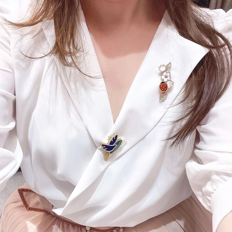 Top match Vca Brooches
