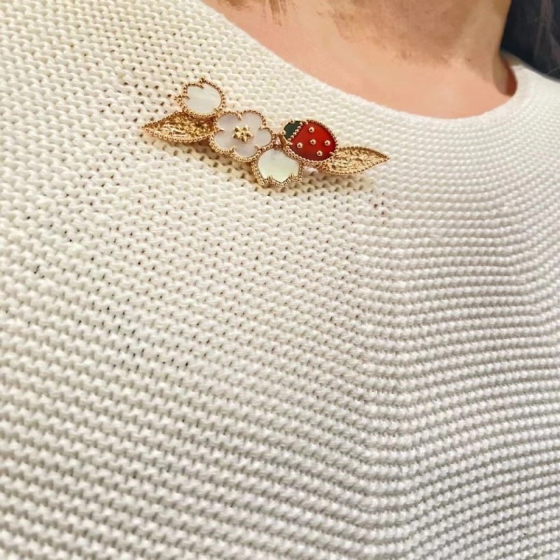 Top match Vca Brooches