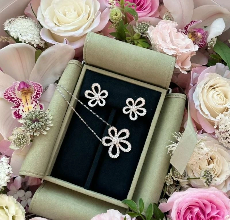 Exact replica Vca Earrings