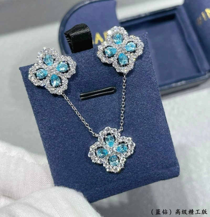 Brand-authenticated Vca Earrings