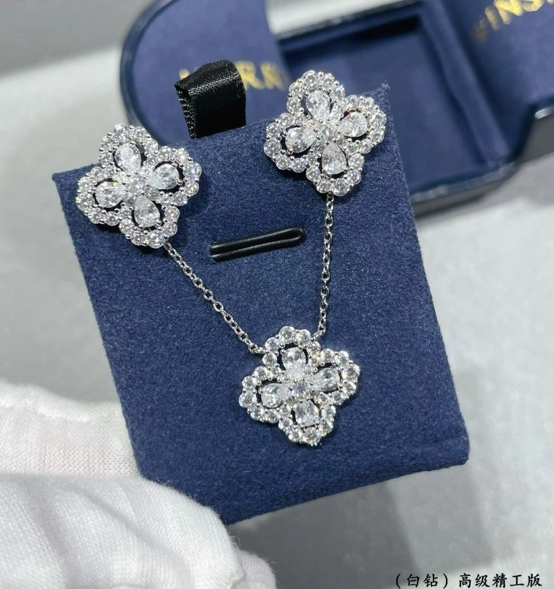 Brand-authenticated Vca Earrings