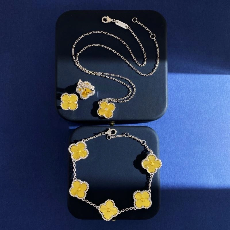 Top match Vca Earrings