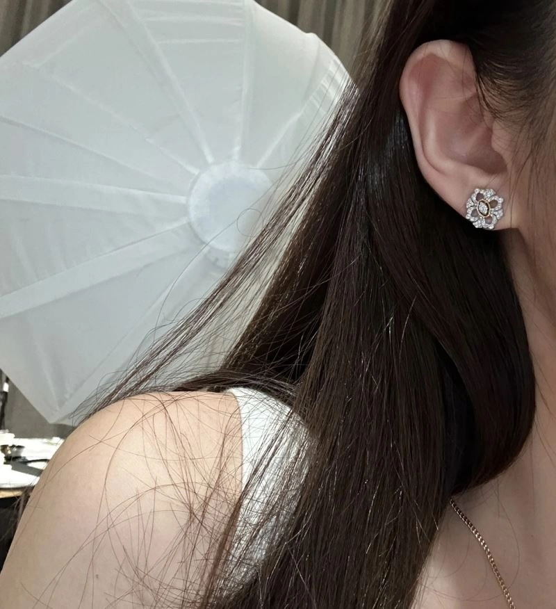 Brand-authenticated Vca Earrings