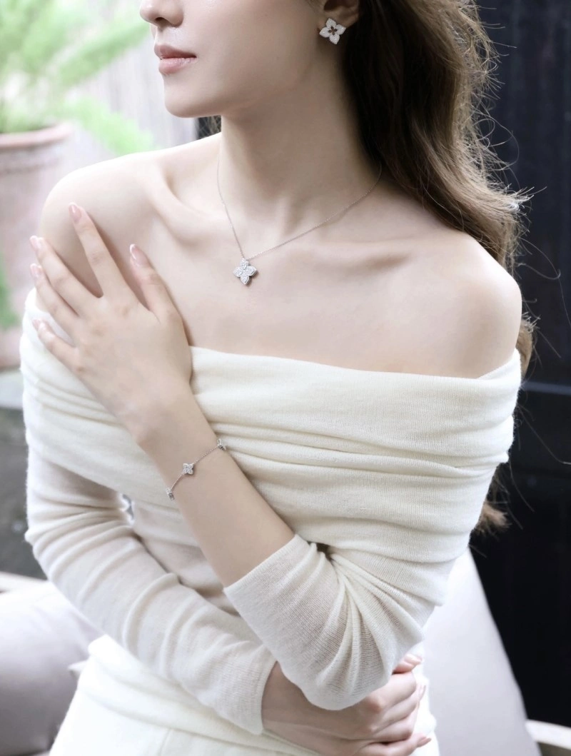 Brand-authenticated Vca Earrings