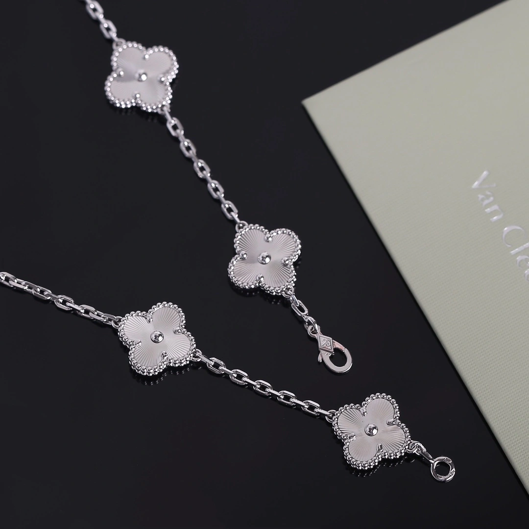 Exact replica Vca Necklaces