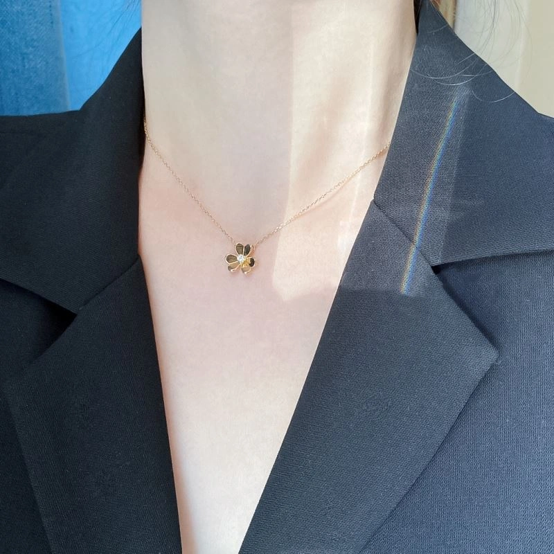 Accurate model Vca Necklaces