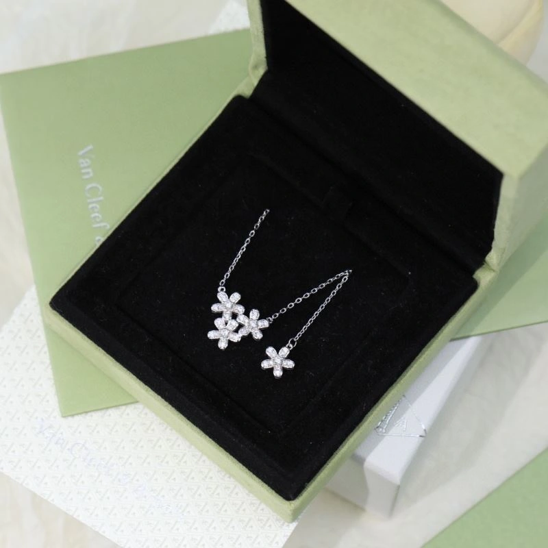 Budget-friendly Vca Necklaces