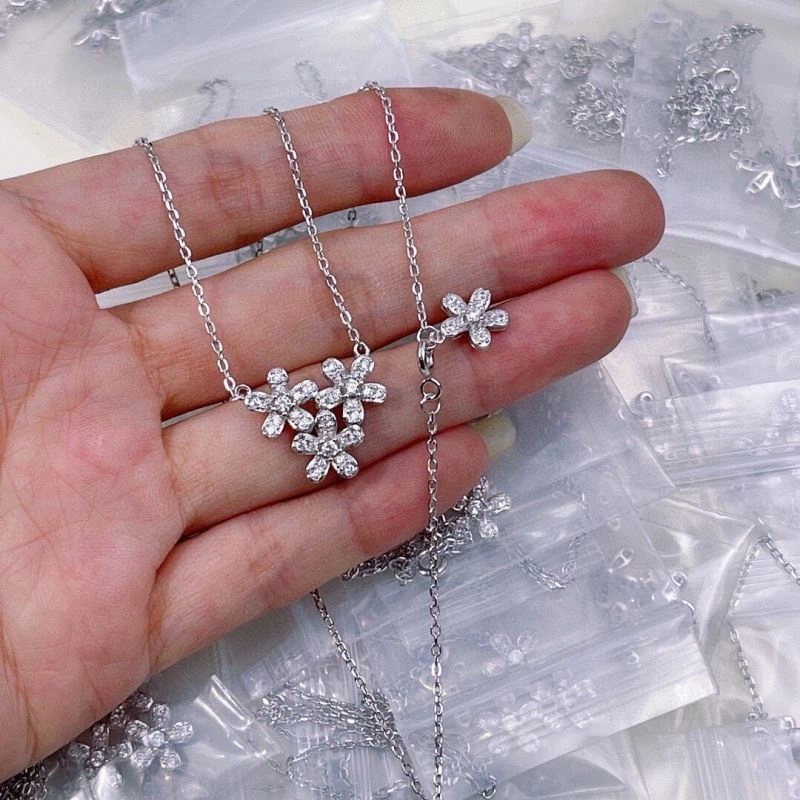 Budget-friendly Vca Necklaces